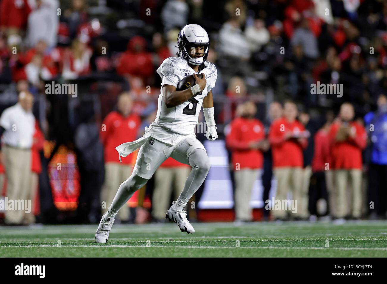 Oregon quarterback Dante Moore (5) runs with the ball during the second ...