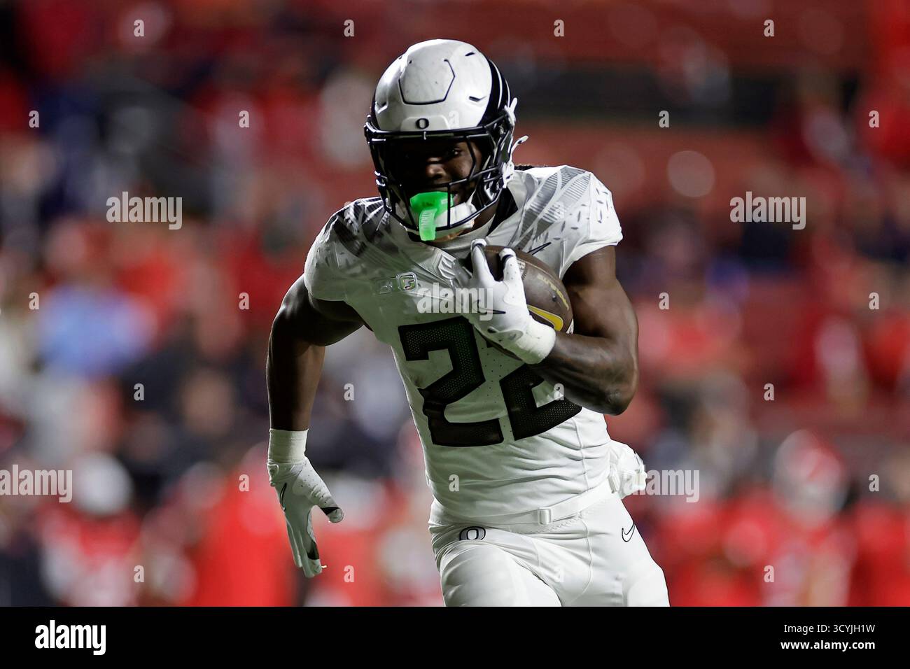 Oregon running back Jay Harris (22) runs with the ball during the ...