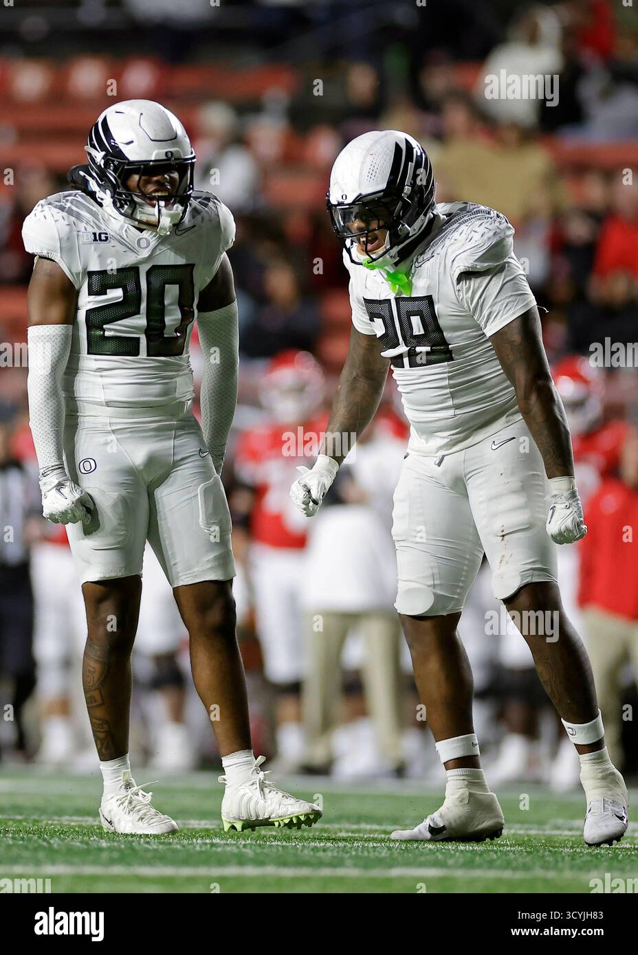 Oregon linebacker Dylan Williams (20) and Oregon linebacker Ashton ...