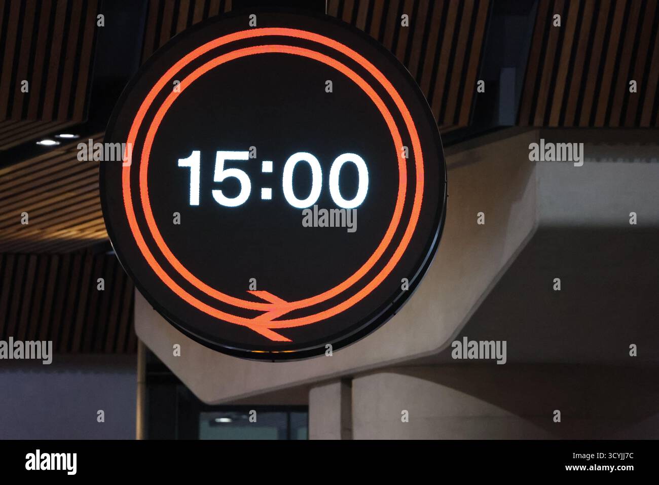 New Network Rail 'Rail Clock' design at London Bridge station. The ...