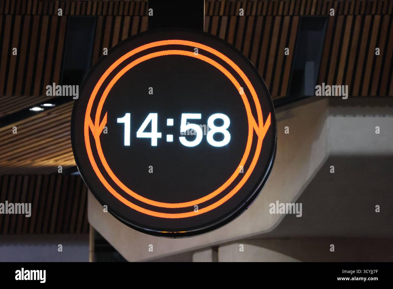 New Network Rail 'Rail Clock' design at London Bridge station. The ...