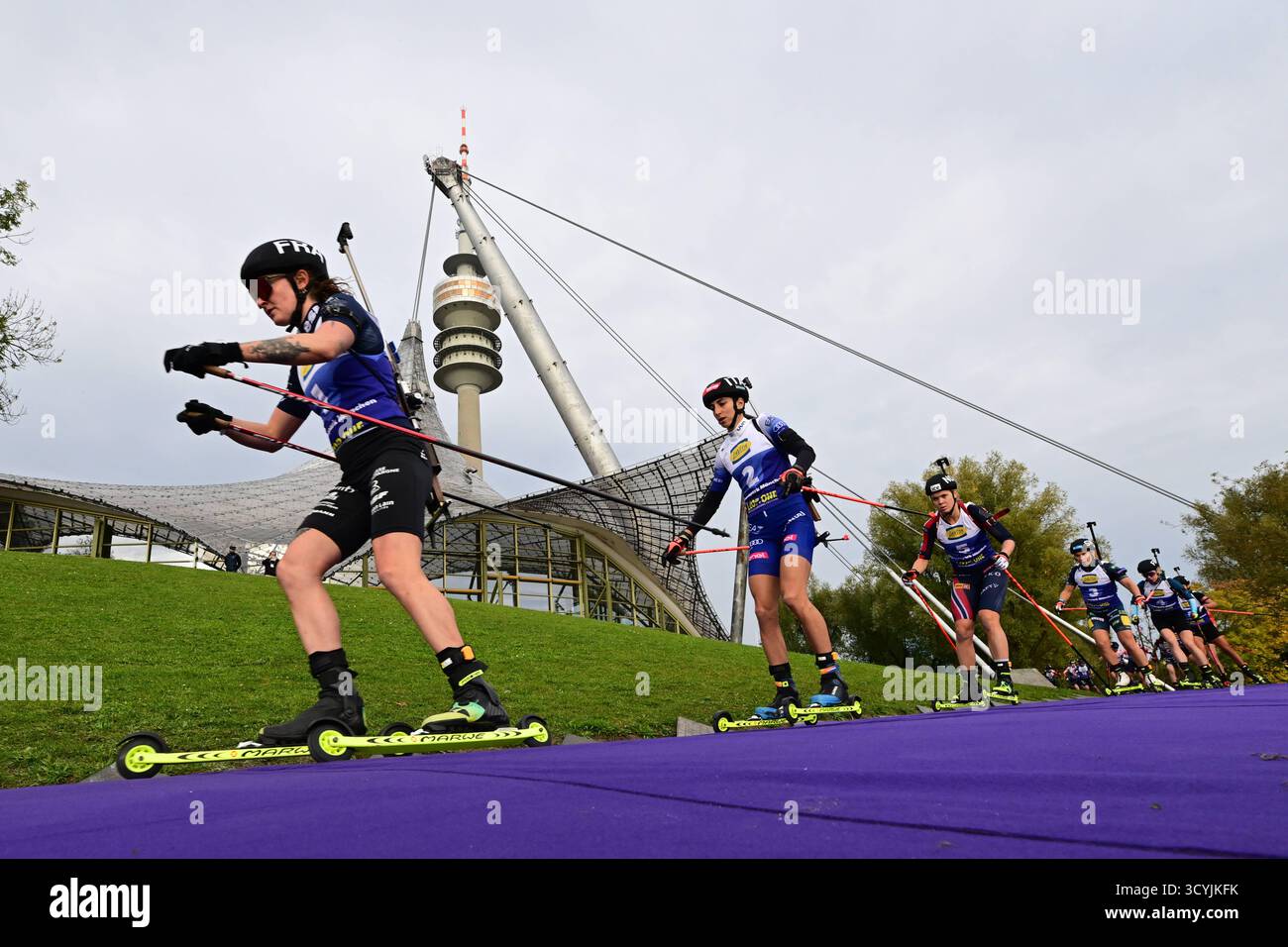 BIATHLON - JEANMONNOT Lou FRA und VITTOZZI Lisa ITA bei den Finals im Super Sprint der Herren ...