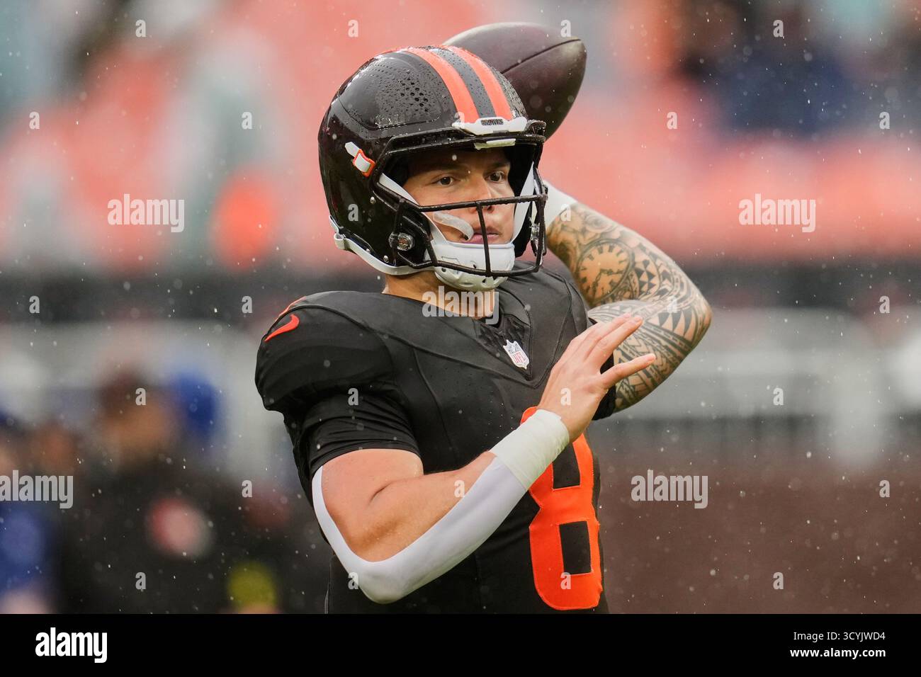 Cleveland Browns quarterback Dillon Gabriel (8) warms up before an NFL ...