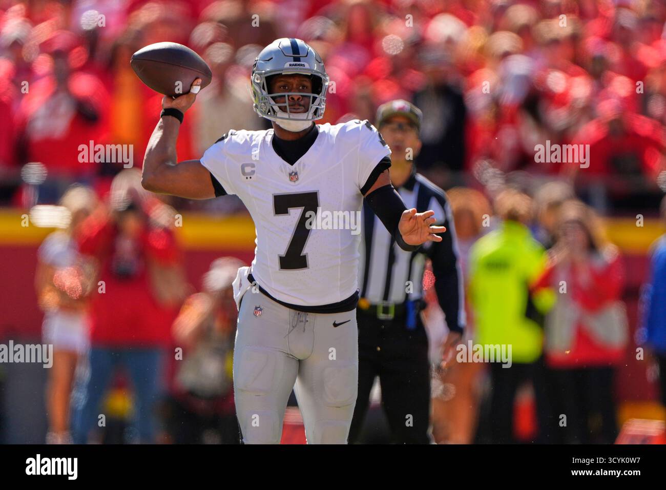 Las Vegas Raiders quarterback Geno Smith throws during the first half ...