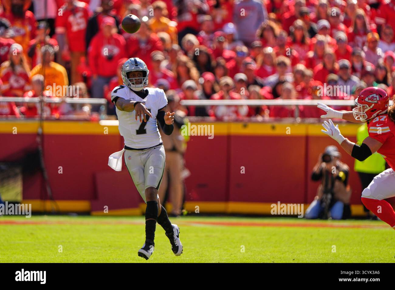 Las Vegas Raiders quarterback Geno Smith throws during the first half ...