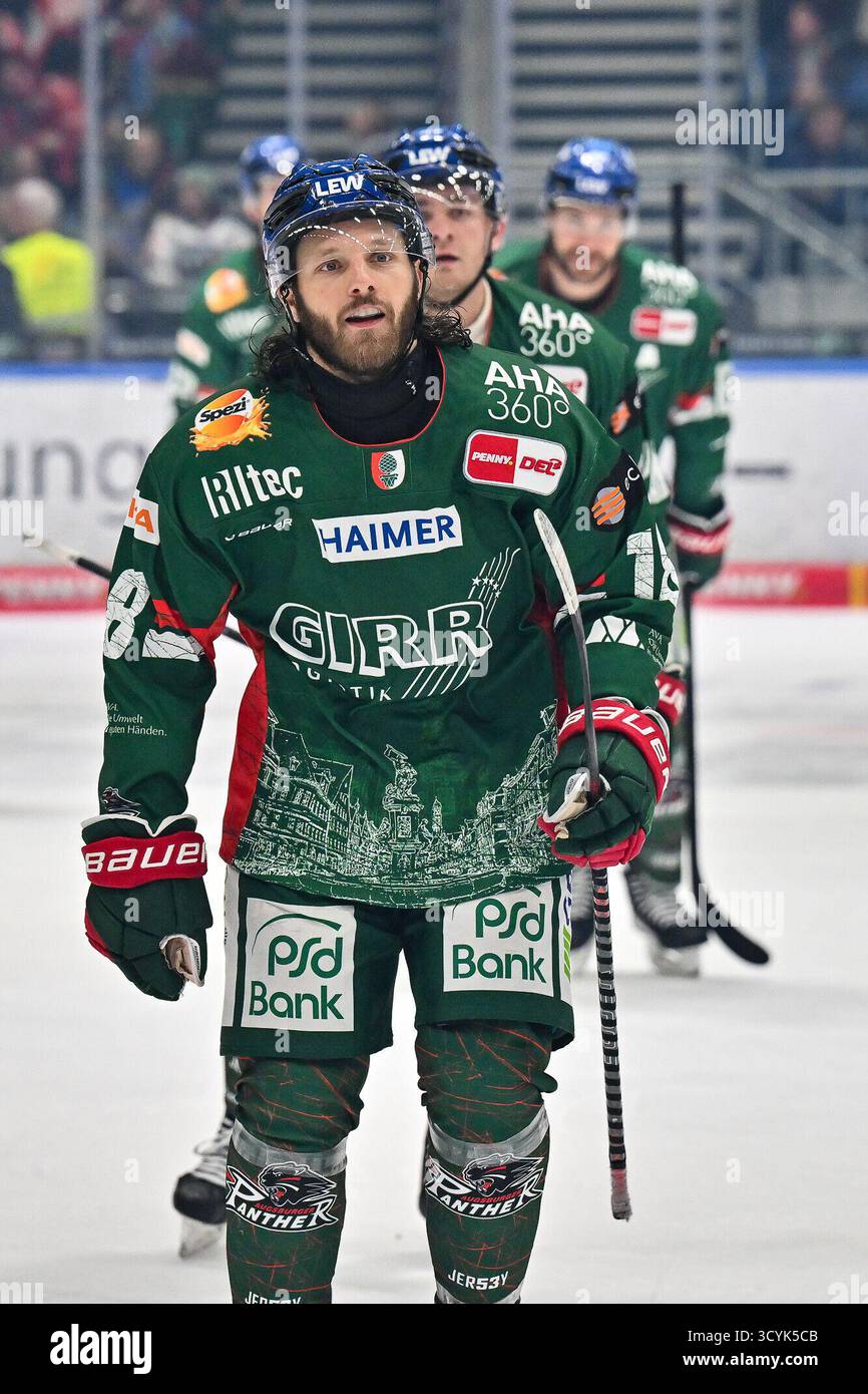 Jubel der Hausherren nach dem Treffer zum 2-0 durch Anthony LOUIS ...