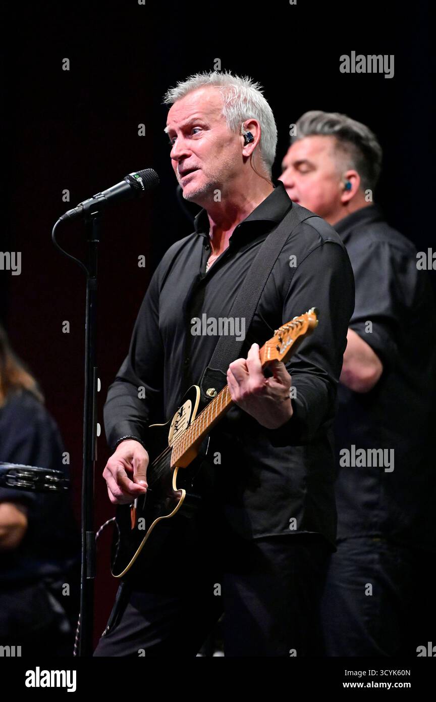 Dirk Michaelis live bei einem Konzert im Gerhart-Hauptmann-Theater ...