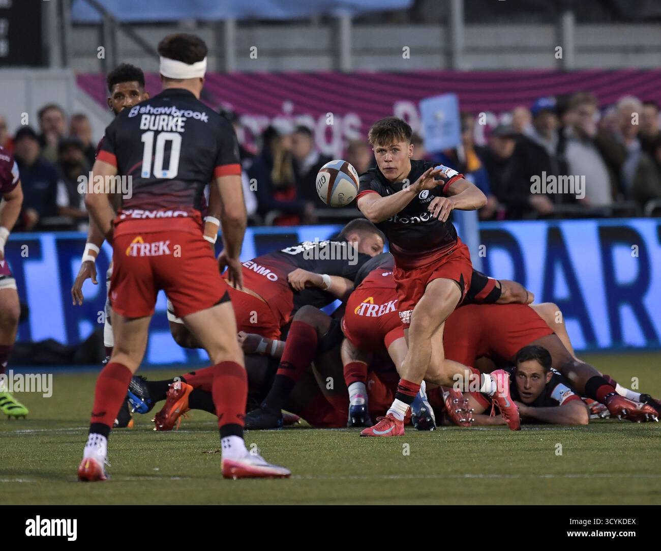 Charlie Bracken of Saracens passes ball during the Gallagher ...