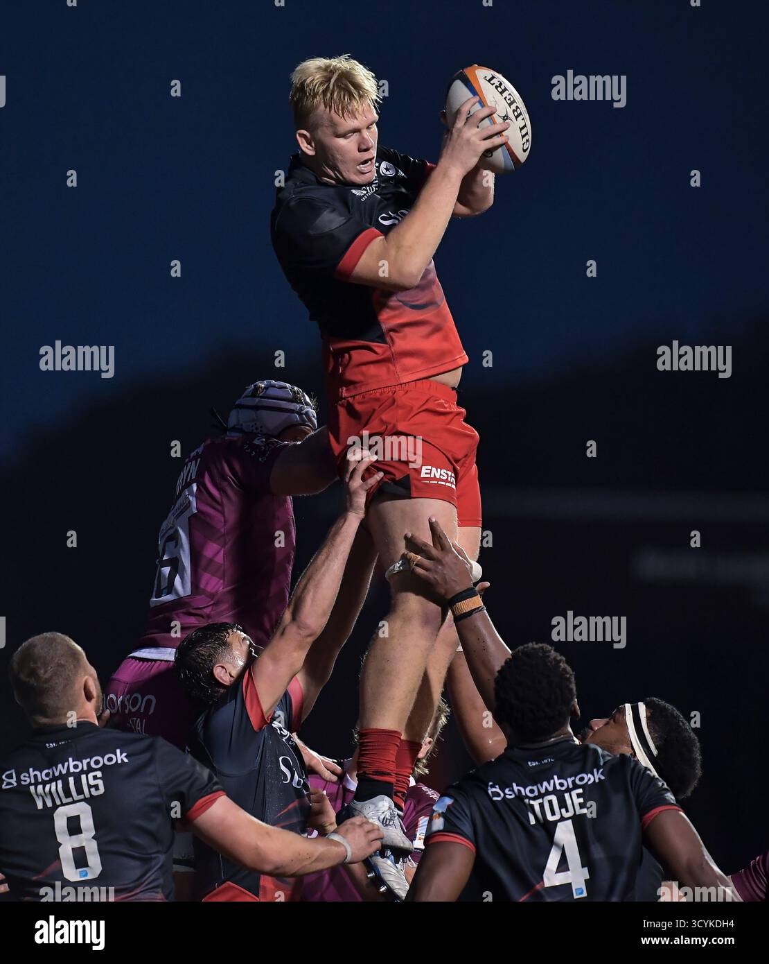 Hugh Tizard of Saracens jumps for the ball during the Gallagher ...