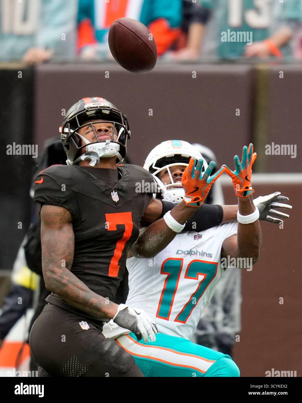 Miami Dolphins wide receiver Jaylen Waddle (17) and Cleveland Browns ...