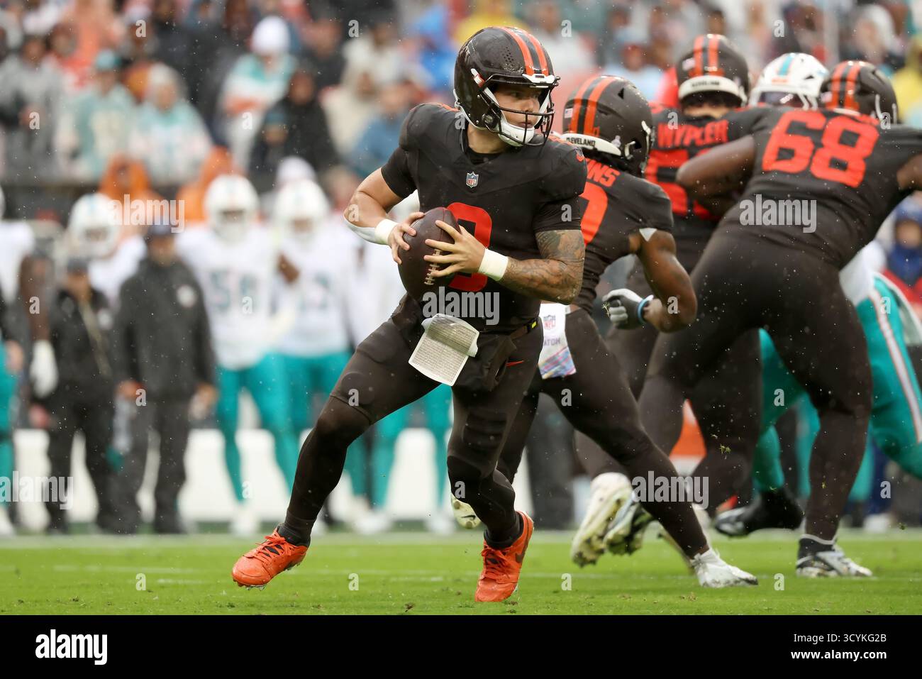 Cleveland Browns quarterback Dillon Gabriel (8) looks to throw the ball ...