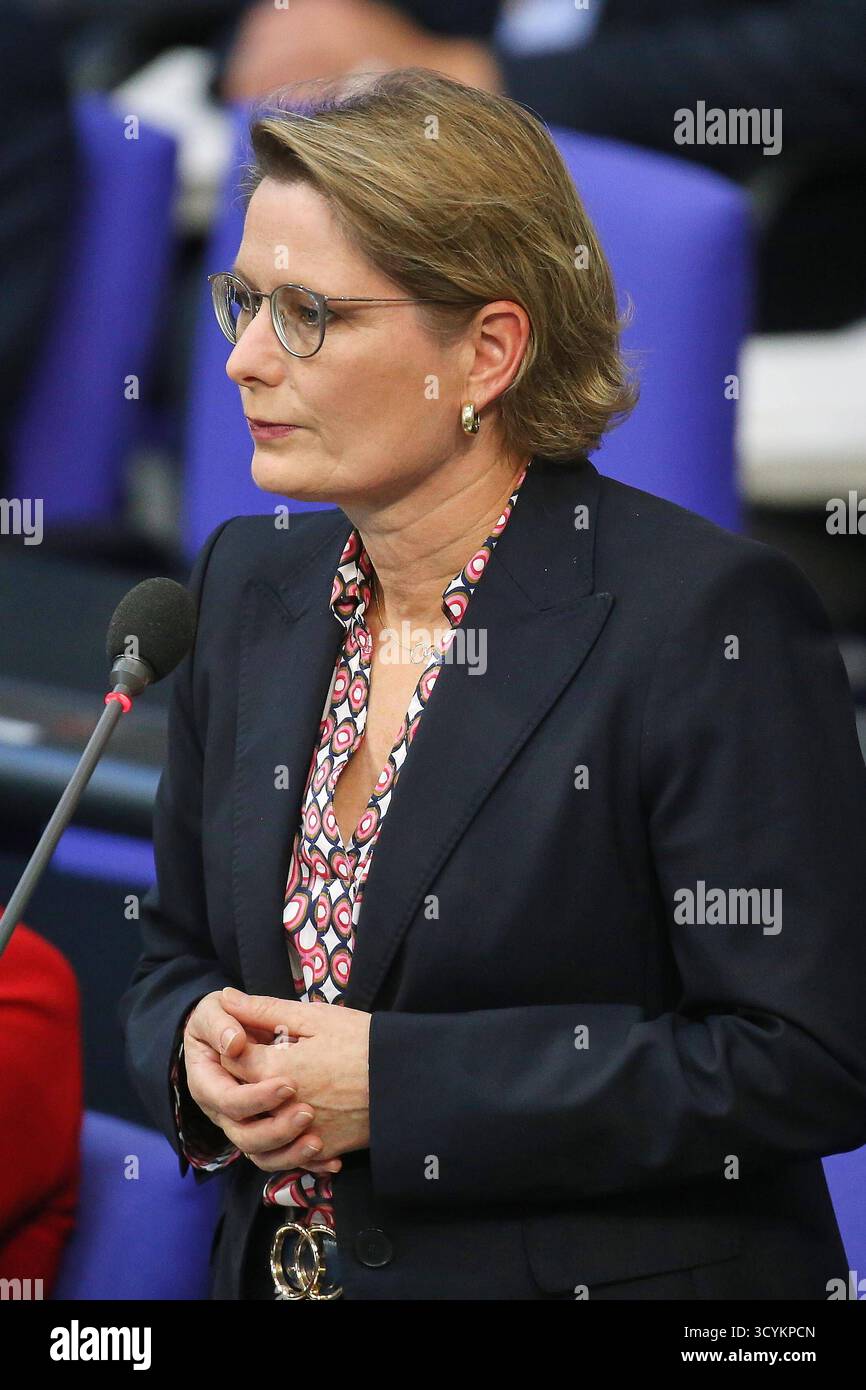 Berlin, Deutschland, 15.10.2025: Deutscher Bundestag: 33 ...