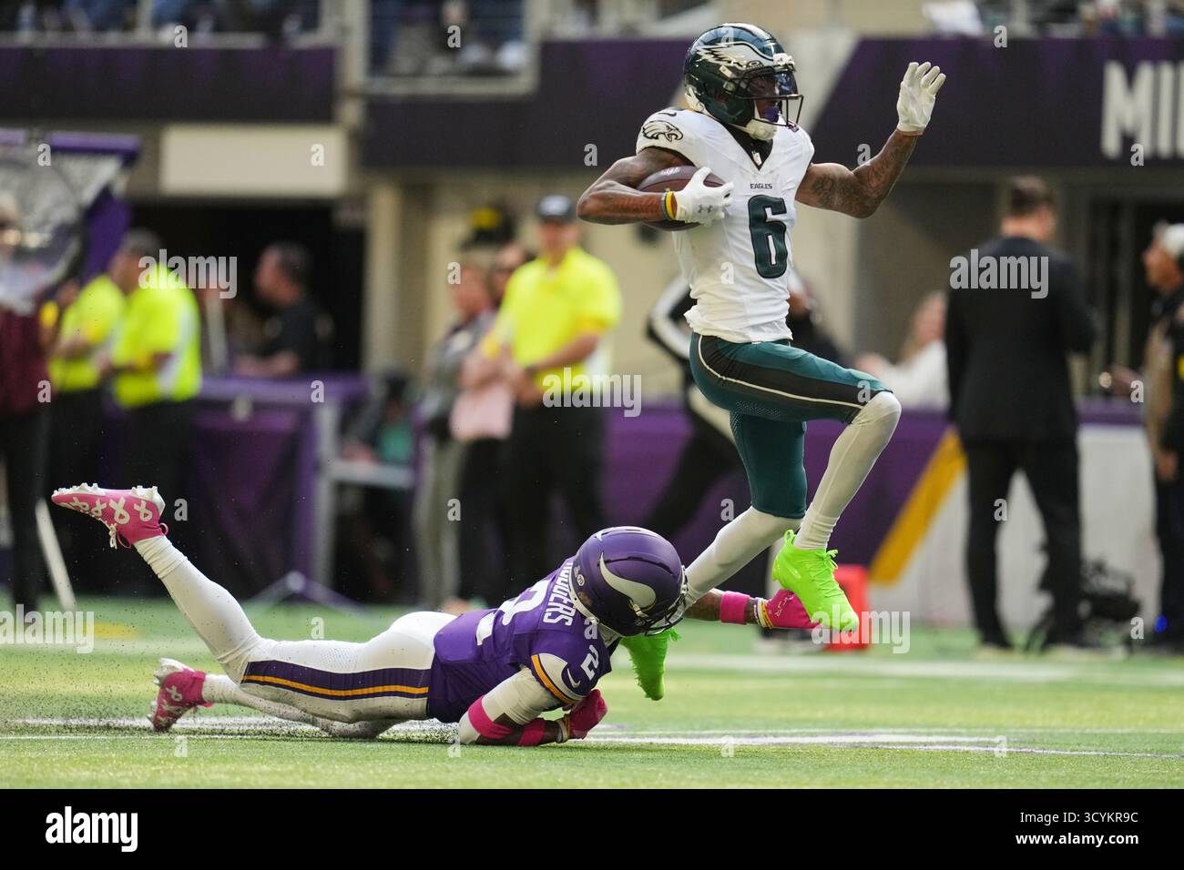 Philadelphia Eagles wide receiver Devonta Smith (6) runs for a ...