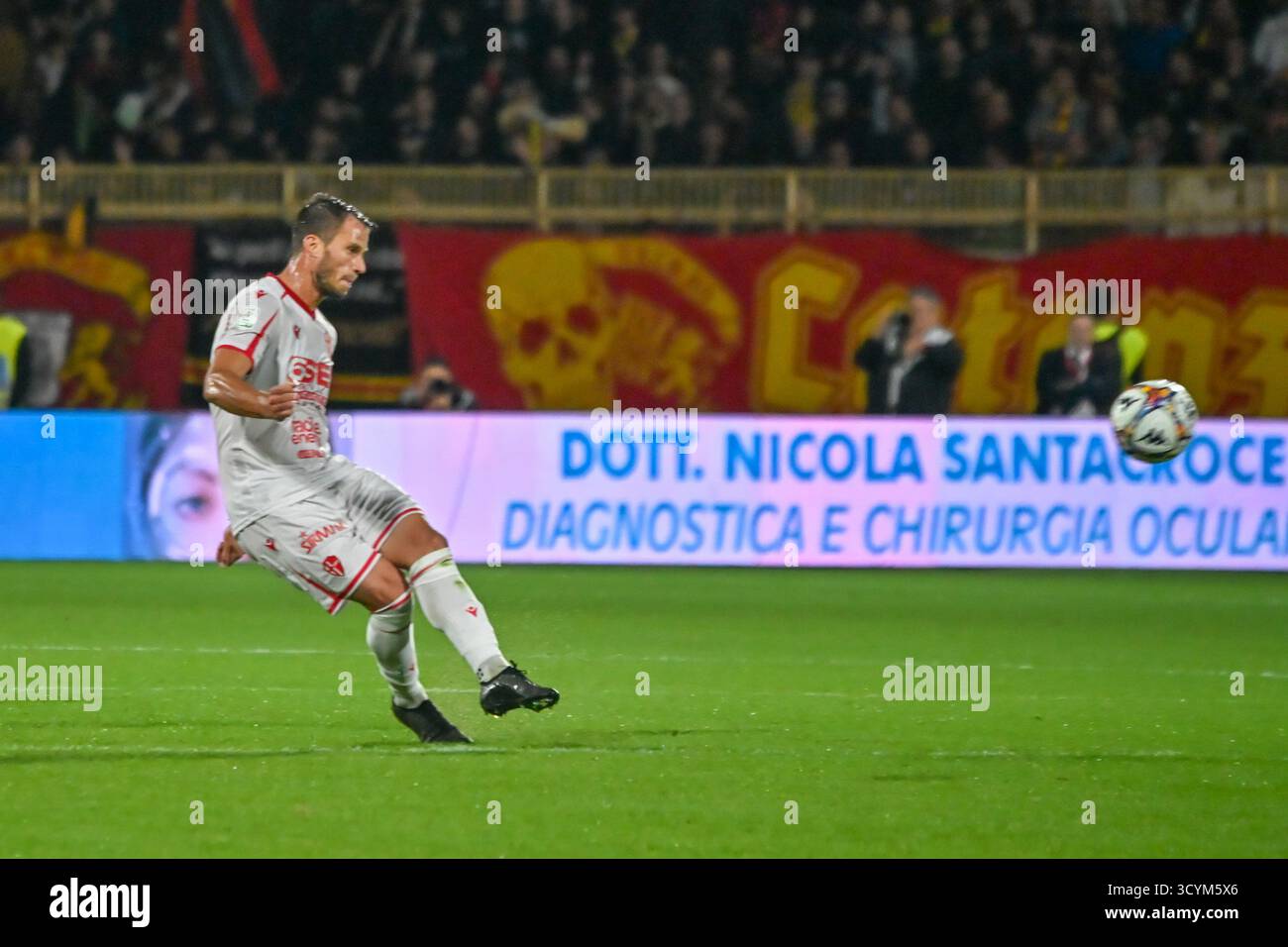 Catanzaro, Italy. 19th Oct, 2025. Lorenzo Crisetig during the serie B ...