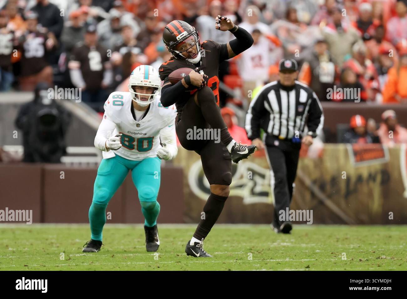 Cleveland Browns safety Ronnie Hickman (33) intercepts a pass during an ...