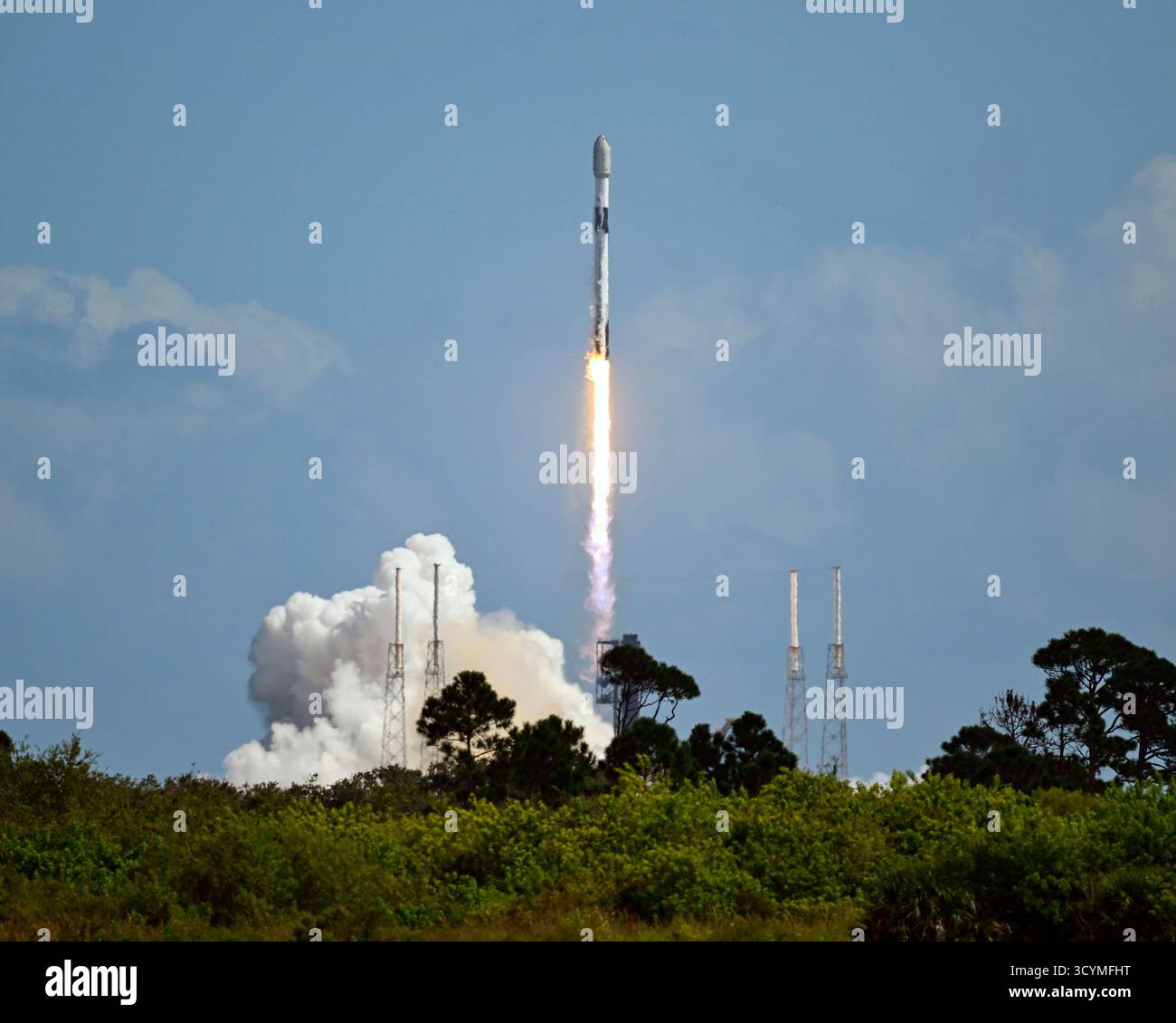 The SpaceX Falcon 9 rocket launches 28 Starlink satellites on mission ...