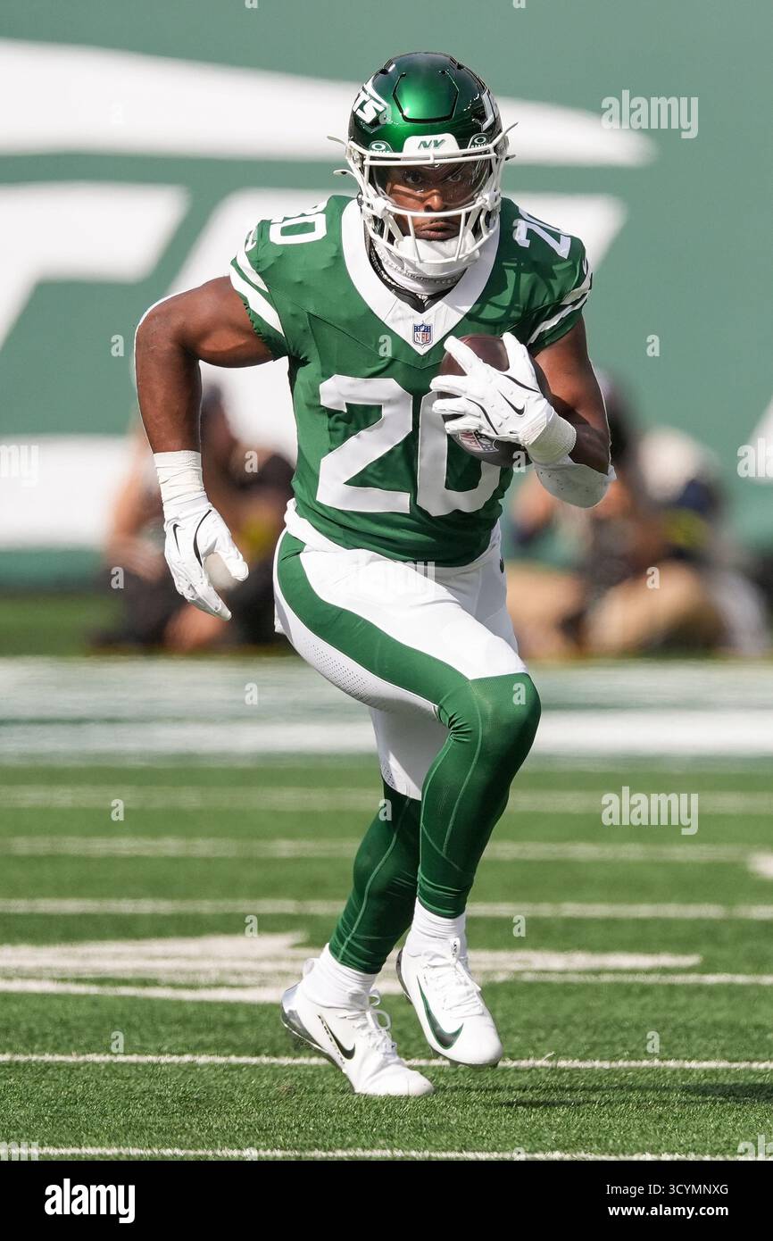 New York Jets running back Breece Hall (20) carries the ball against ...