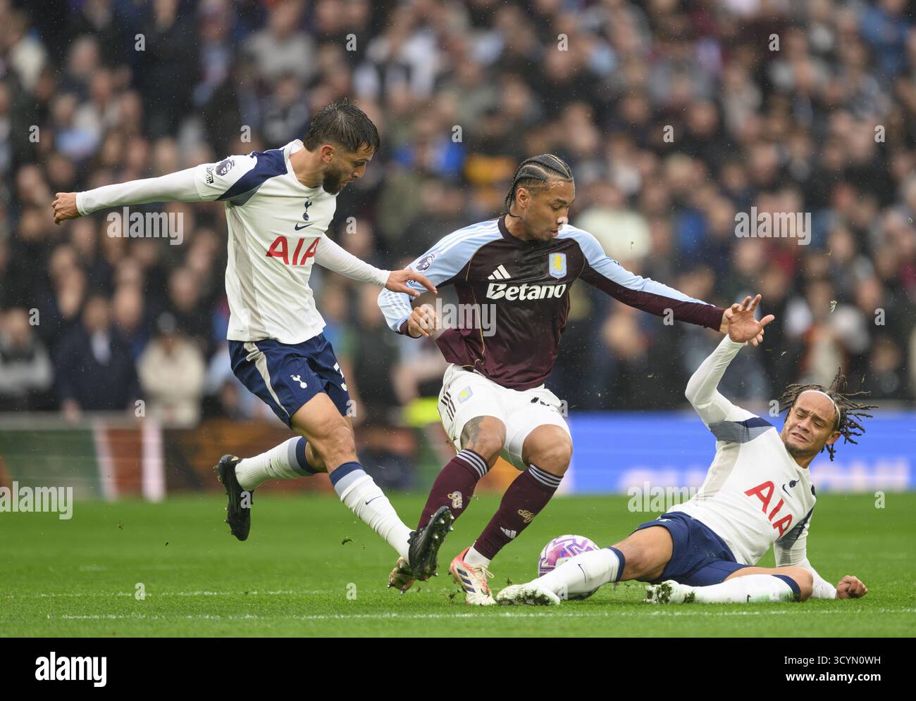 London, England, October 19, 2025: Aston Villa's Boubacar Kamara ...
