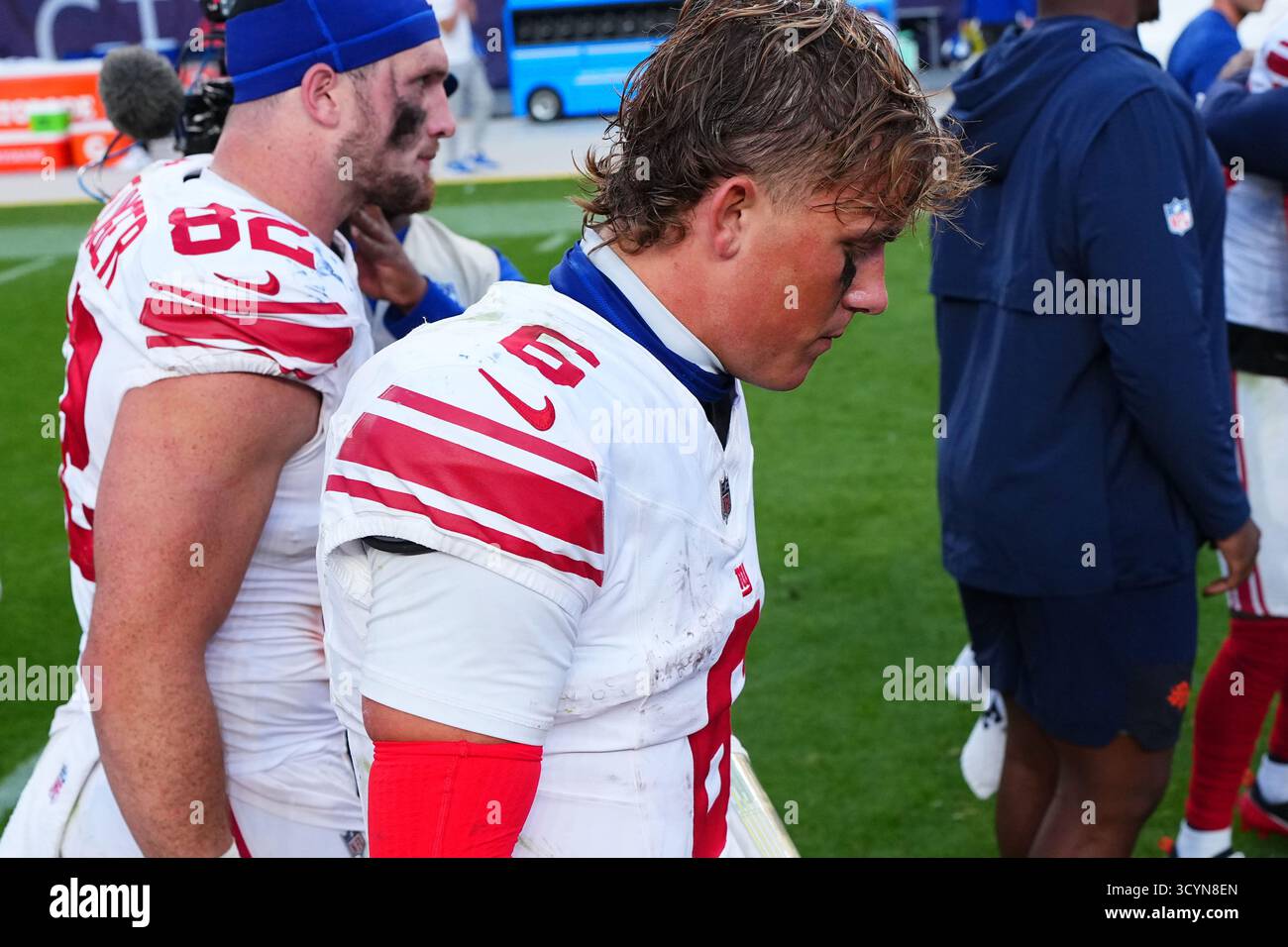New York Giants tight end Daniel Bellinger, left, and quarterback ...