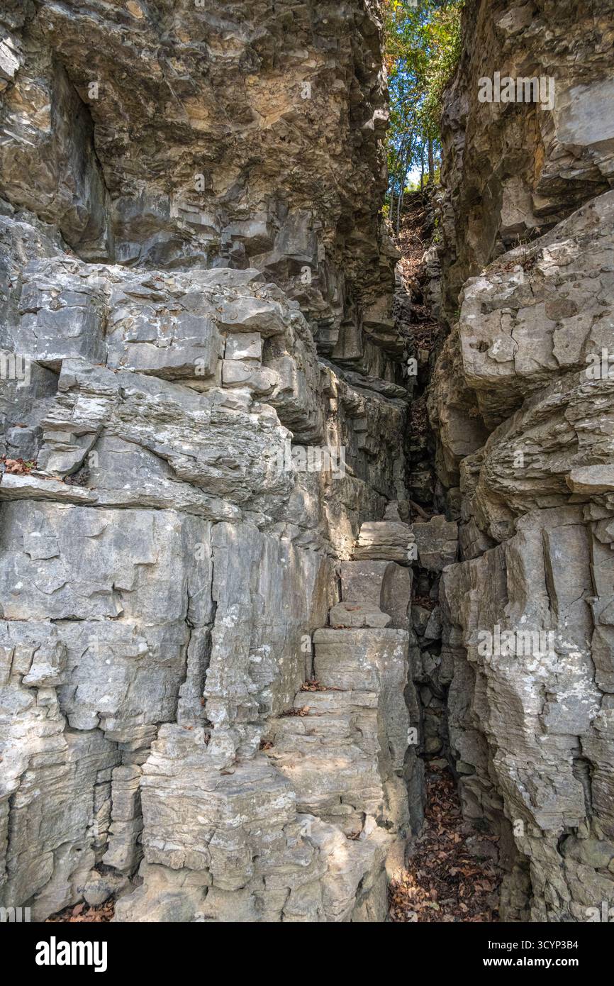 Cave in rock riverfront trail hi-res stock photography and images - Alamy