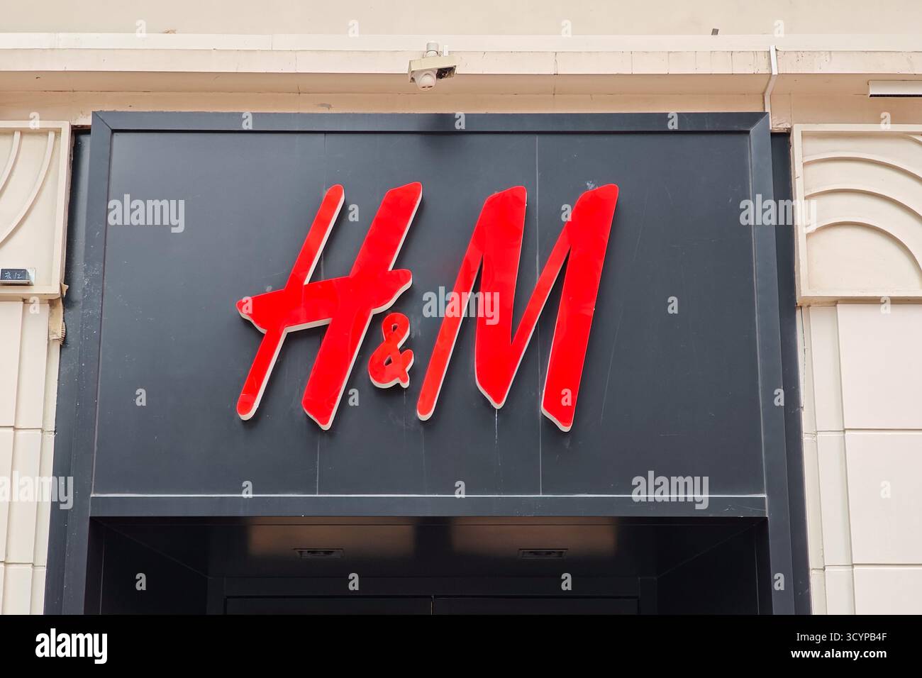 SHANGHAI, CHINA - OCTOBER 20, 2025 - An H&M flagship store near Nanjing ...