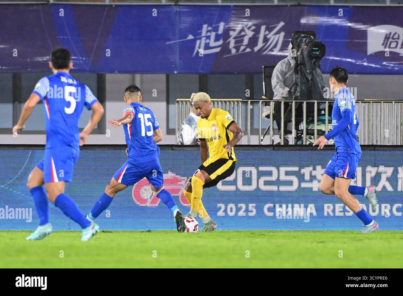 Shanghai Shenhua Football Club defeated Qingdao West Coast Football ...