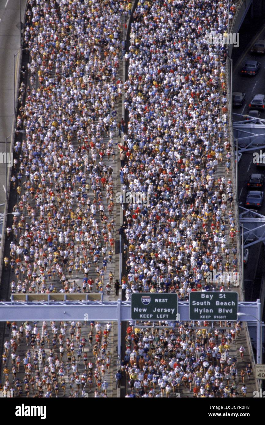New york city marathon crowds hi-res stock photography and images - Alamy