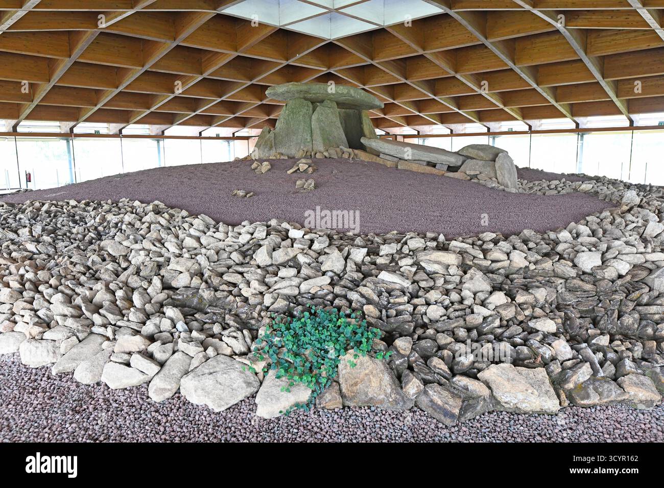 Cabana de Bergantiños, Dombate dolmen (3800-2700 BC). A Coruña, Galicia ...