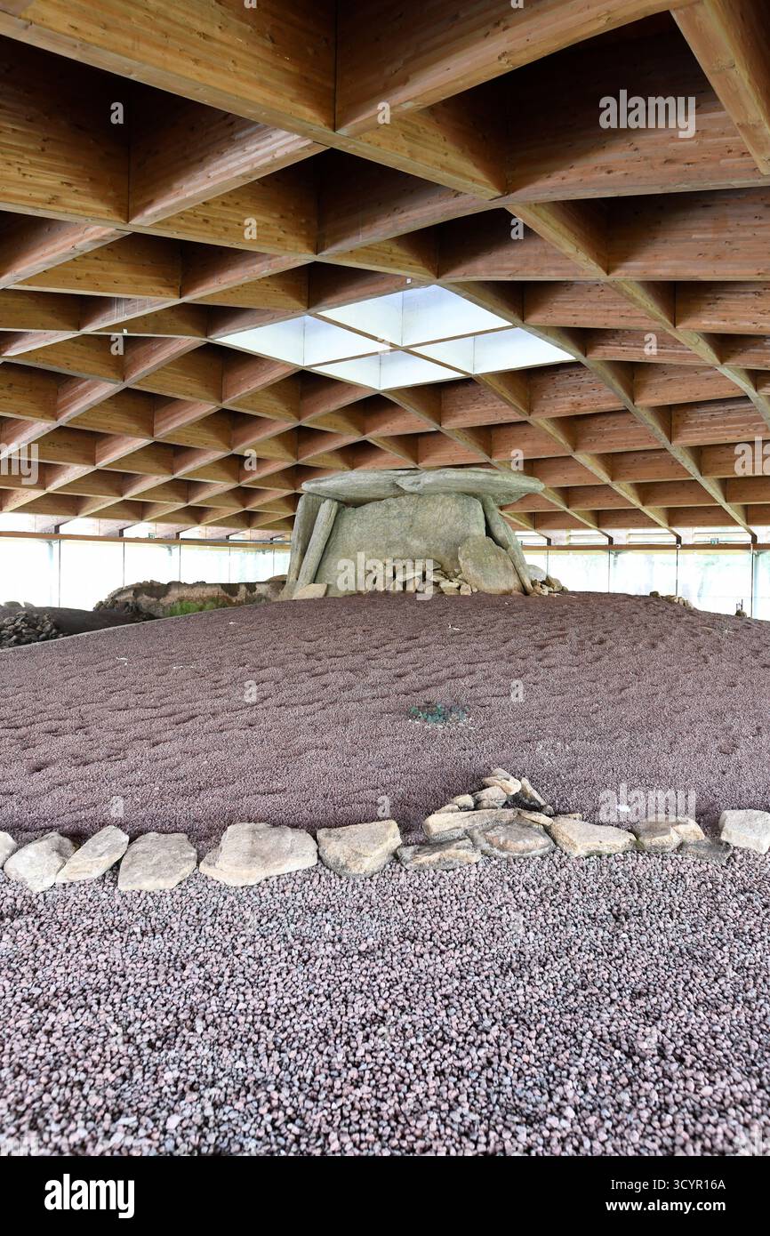 Cabana de Bergantiños, Dombate dolmen (3800-2700 BC). A Coruña, Galicia ...