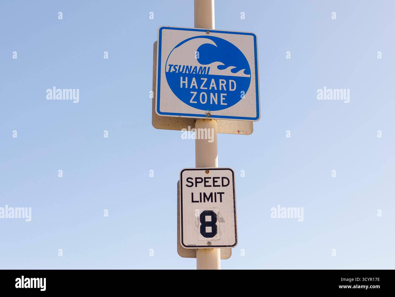 Tsunami Warnschild am Strand von Manhatten Beach. Los Angeles, 11.10. ...