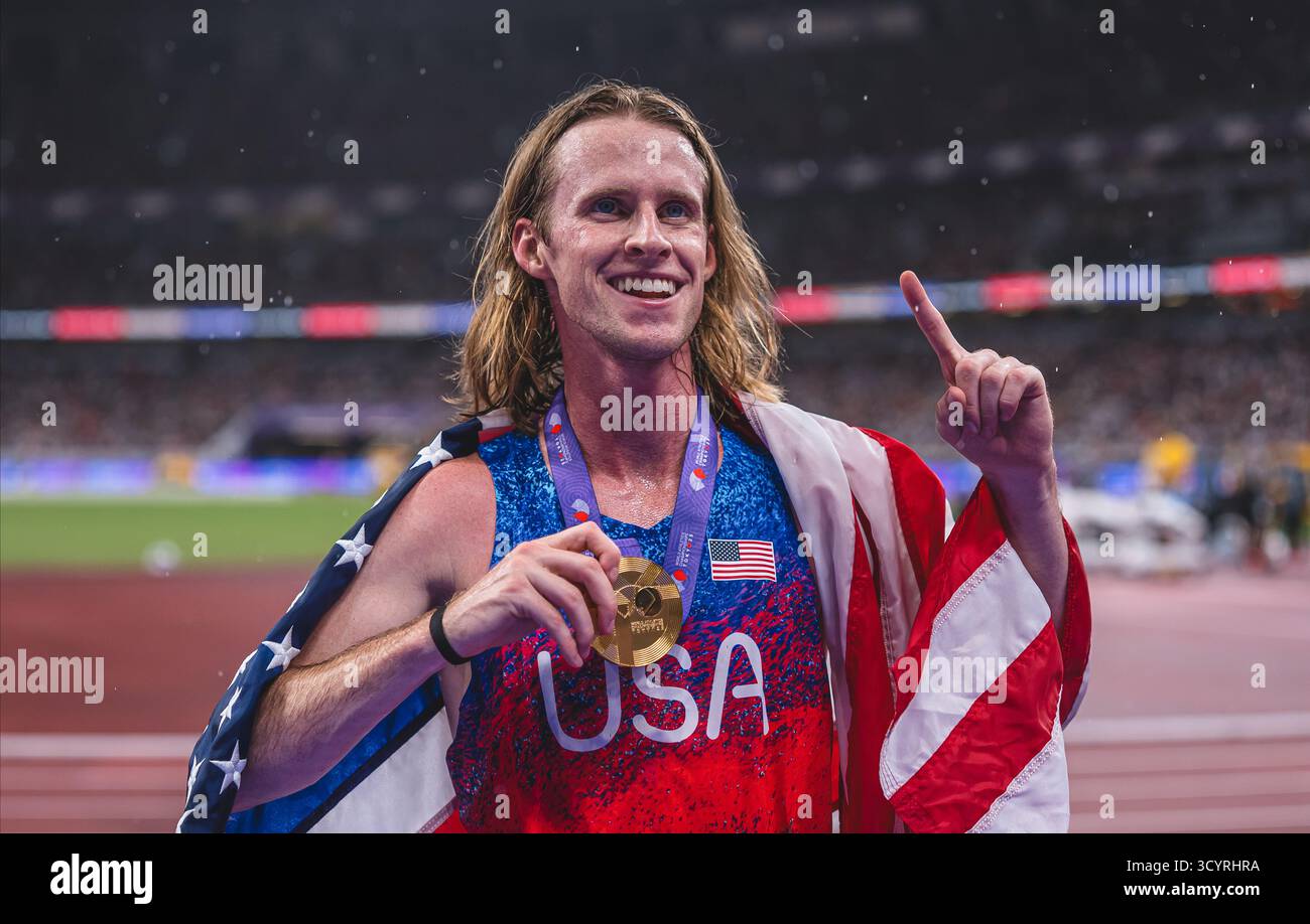Cole Hocker celebrating her medal with her country's flag at the 2025 ...
