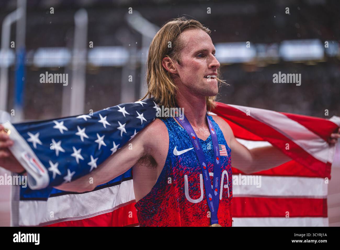 Cole Hocker celebrating her medal with her country's flag at the 2025 ...