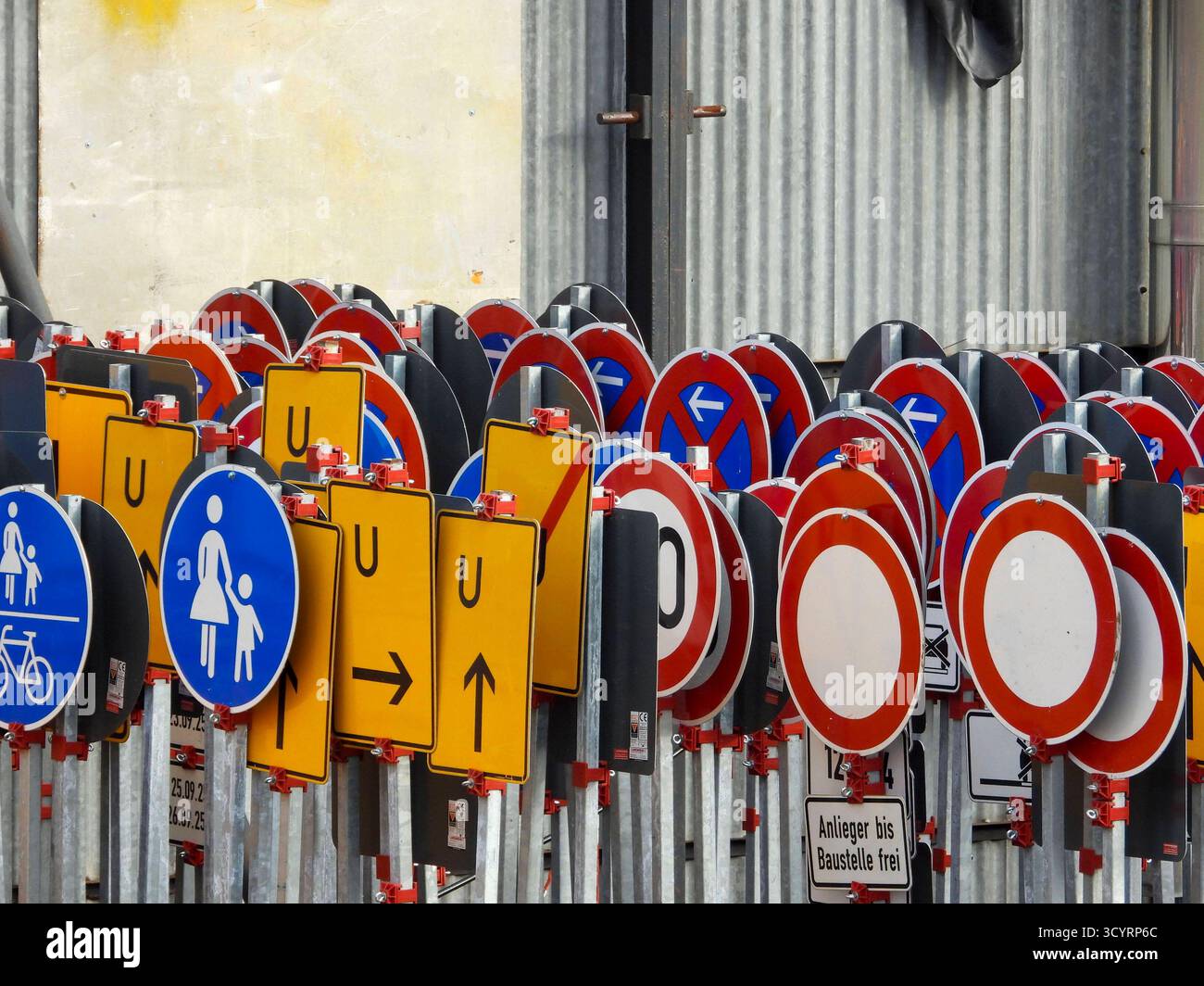 cntv/Halteverbot- Diverse Schilder mit Pfaehlen imnd zusatzschild zum ...