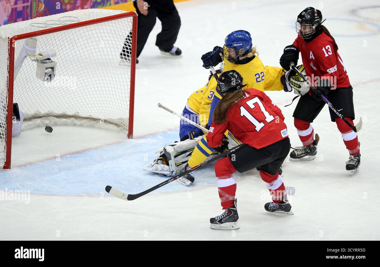 Jessica Lutz ( SUI 17) schiesst das Tor zum 3:2 Womens Icehockey Bronze ...