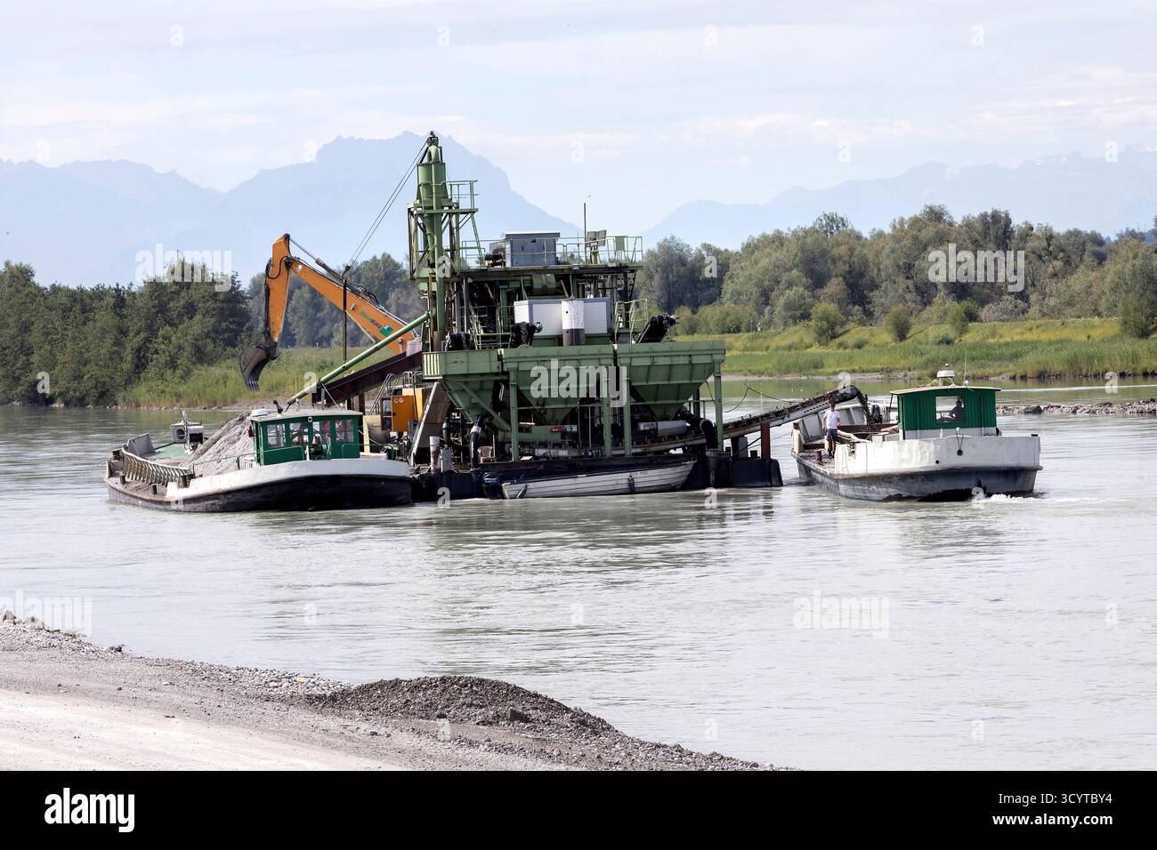 Kiesgewinnung mit einer schwimmenden Anlage am Rhein, Hard, Vorarlberg ...