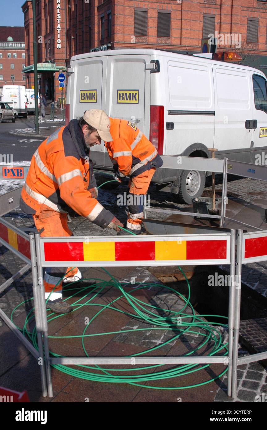 SWEDISH WORKING ON INTERNET WIRE IN MALMÆ SWEDEN MARCH 7,2006 Stock ...