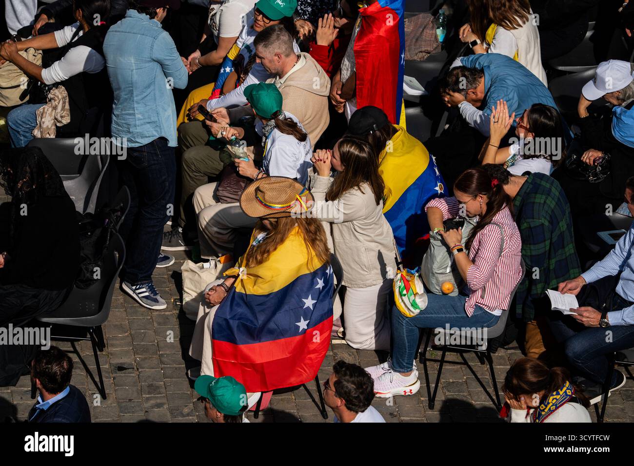 Usa flags st peter's square hi-res stock photography and images - Alamy