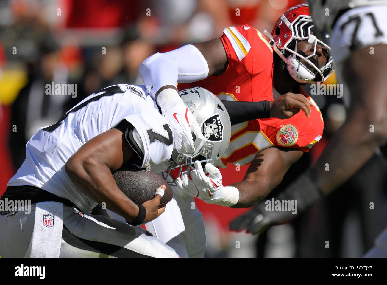Kansas City Chiefs defensive end Charles Omenihu, right, sacks Las ...