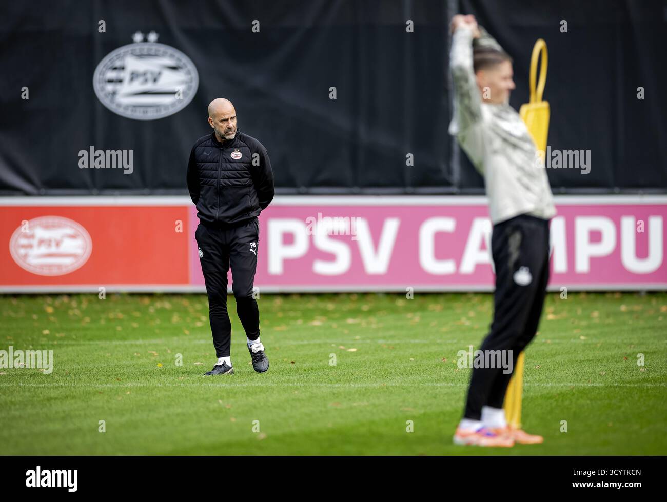 EINDHOVEN - PSV coach Peter Bosz during training ahead of the Champions ...