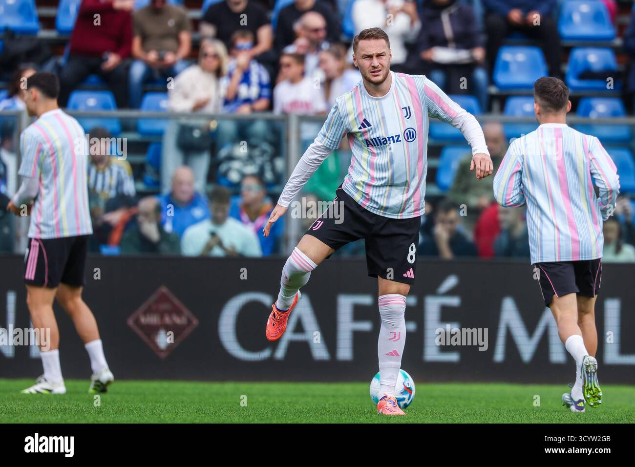 Teun Koopmeiners of Juventus FC warms up during Serie A 2025/26 ...