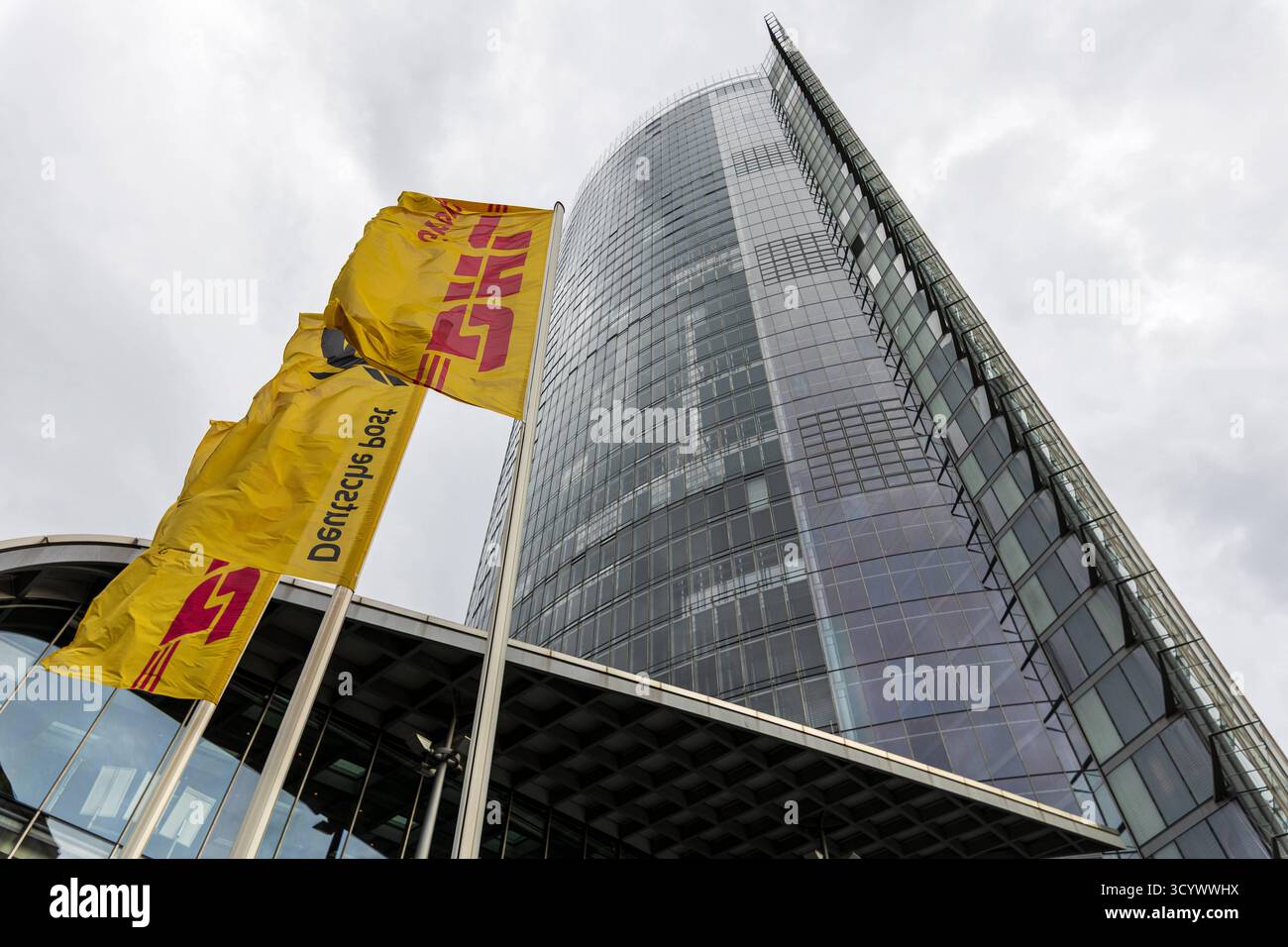 Fassade des Post Towers mit DHL-Flaggen in Bonn Die Glasfassade des ...