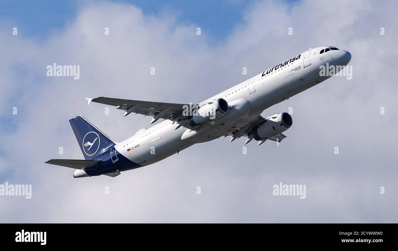 Ein Airbus A321-200 der Fluglinie, Airline, Fluggesellschaft Lufthansa ...