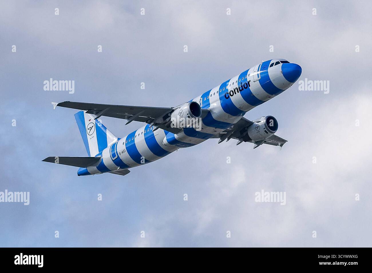 Ein Airbus A320-200 der Fluglinie, Airline, Fluggesellschaft Condor in ...