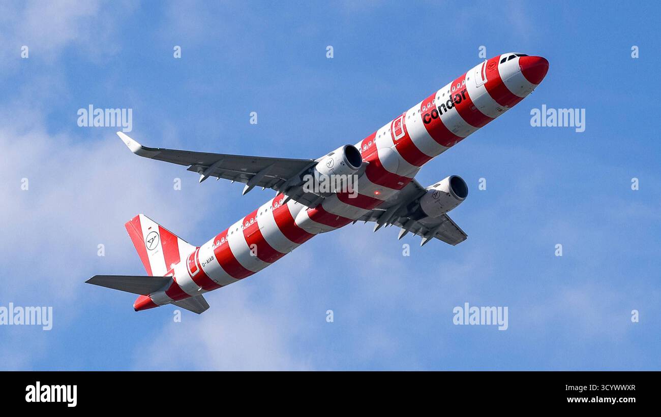 Ein Airbus A321-200 der Fluglinie, Airline, Fluggesellschaft Condor in ...