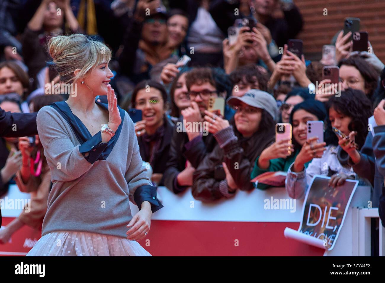 Jennifer Lawrence poses for photos on the red carpet for the movie 'Die ...