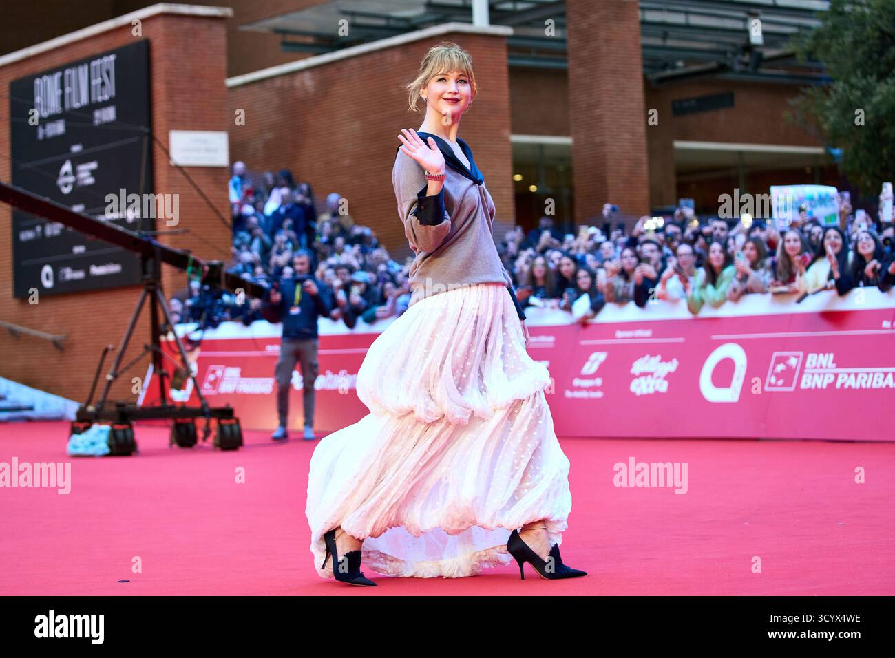 Jennifer Lawrence poses for photos on the red carpet for the movie 'Die ...