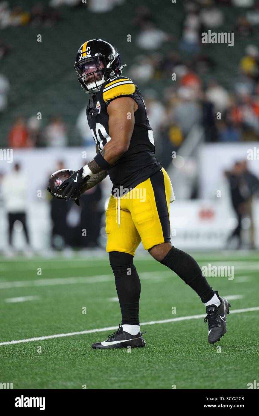 Pittsburgh Steelers running back Jaylen Warren (30) warms up before an ...