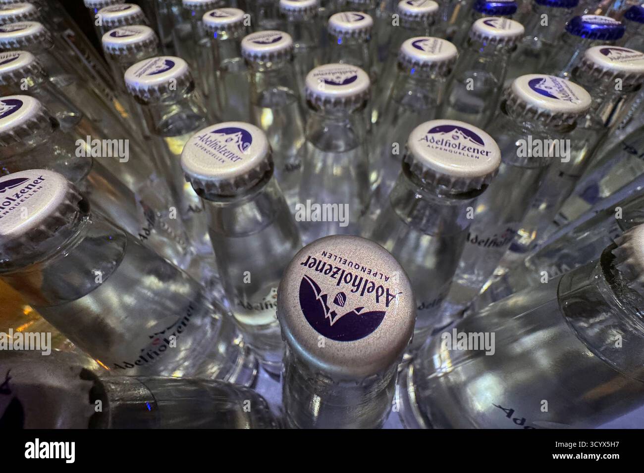 Adelholzener Mineralwasser,Sprudel in Glasflaschen,Getraenke,Wasser ...