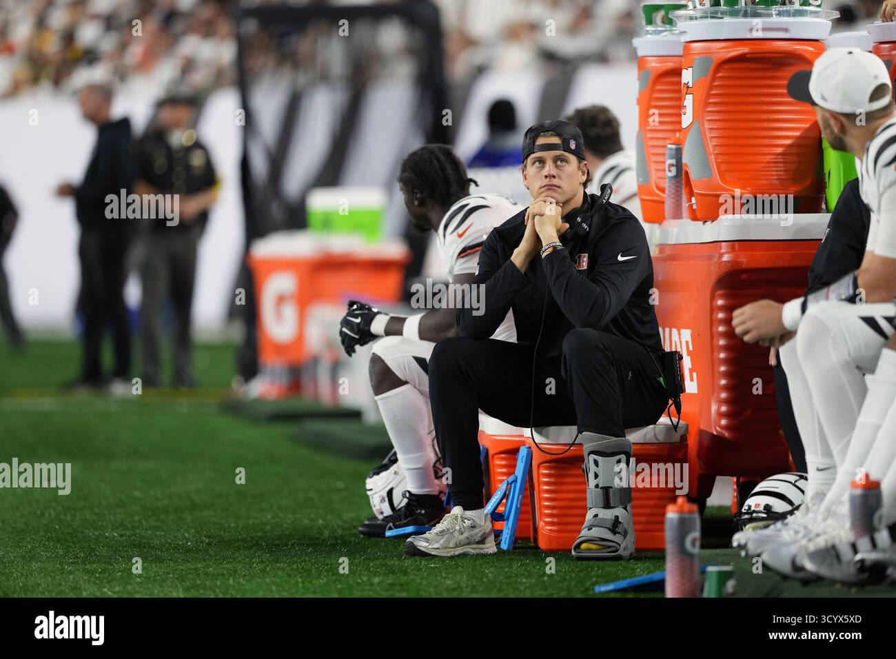 Cincinnati Bengals quarterback Joe Burrow (9) sits on the sideline ...