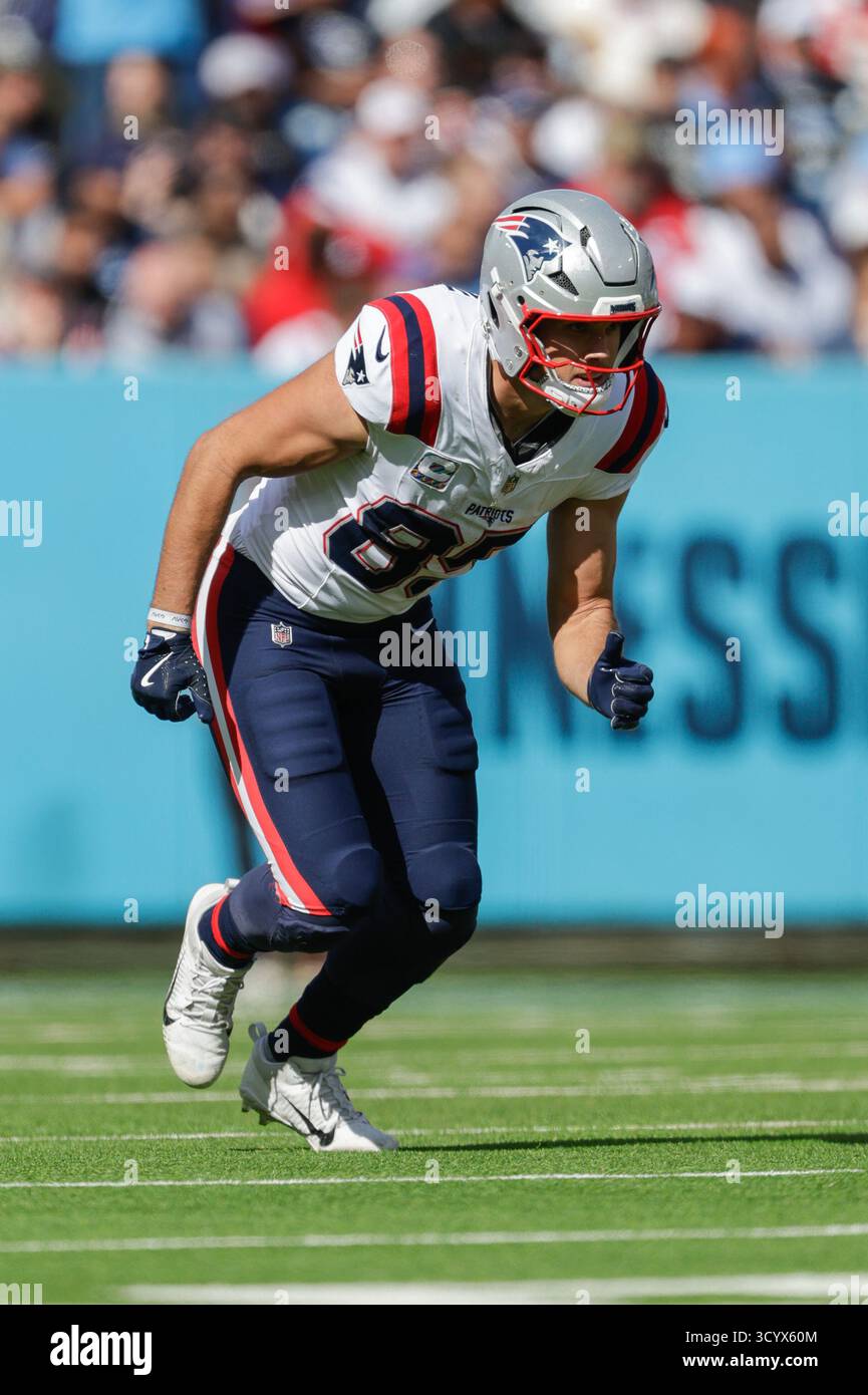 New England Patriots tight end Hunter Henry (85) runs a route during ...